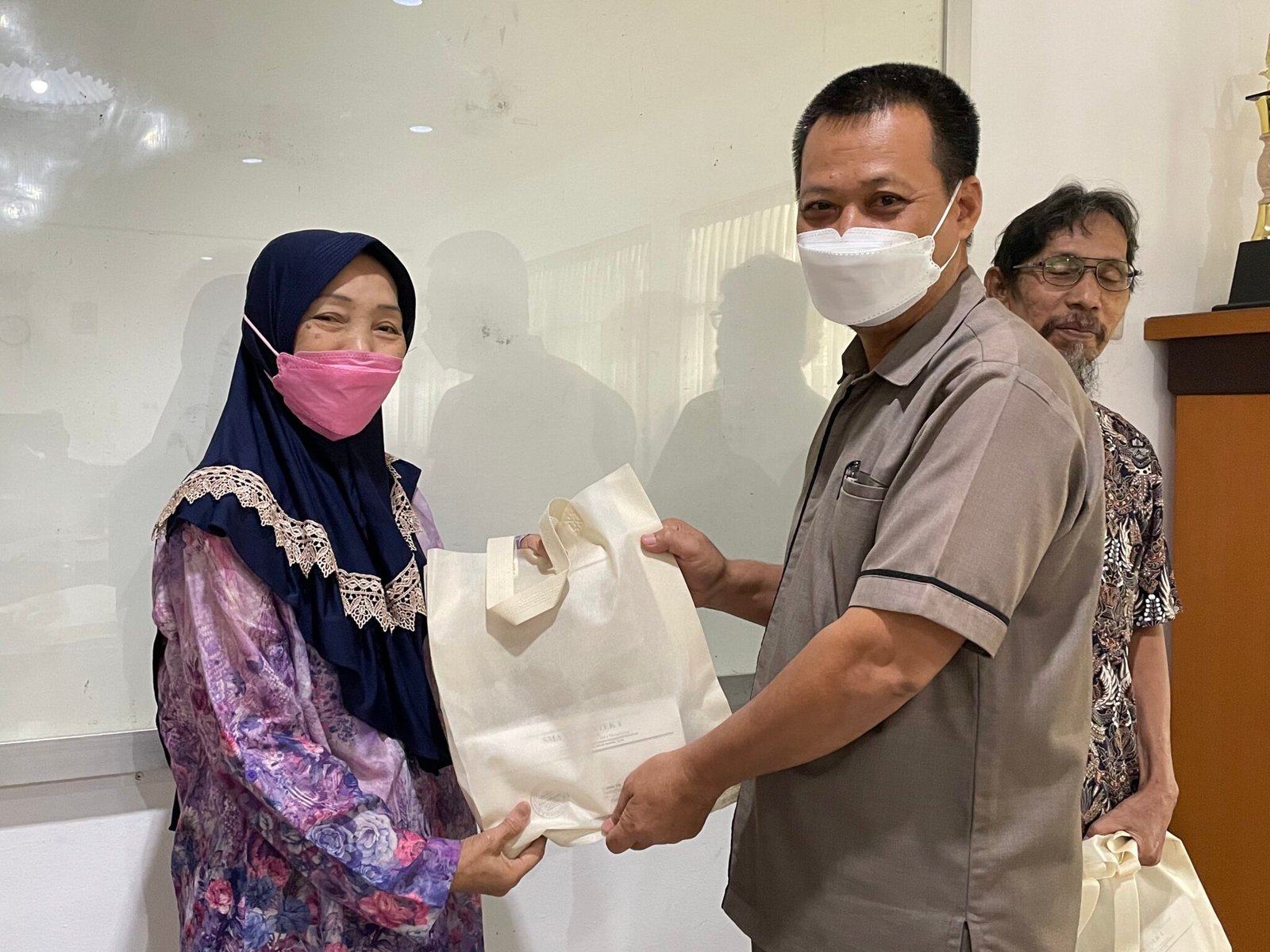 Pemberian Cenderamata Untuk Guru yang Telah Pensiun - SMA YUPPENTEK 1