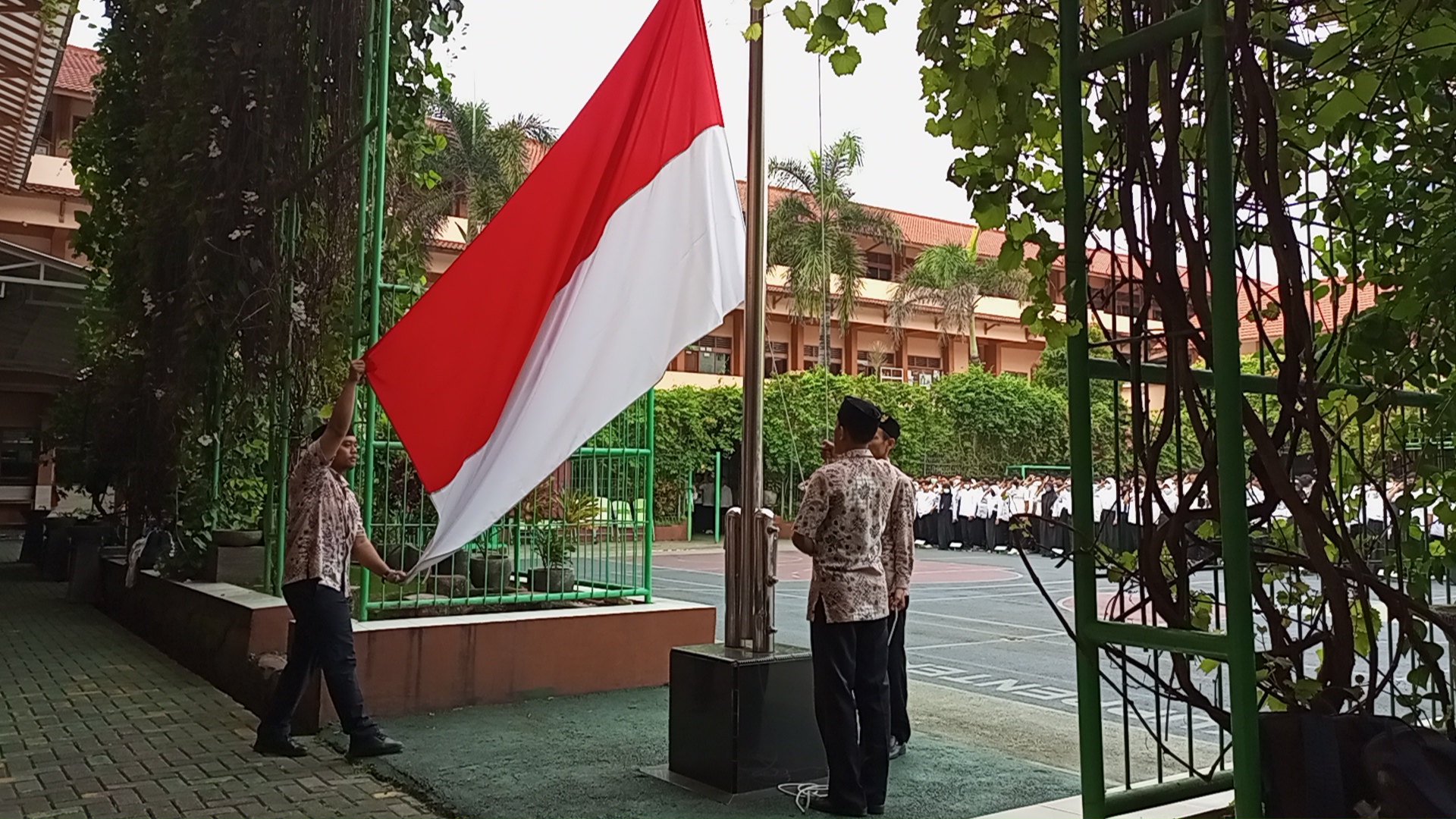 Antusias Siswa dan Siswa Memperingati Hari Guru di SMA Yuppentek 1 ...