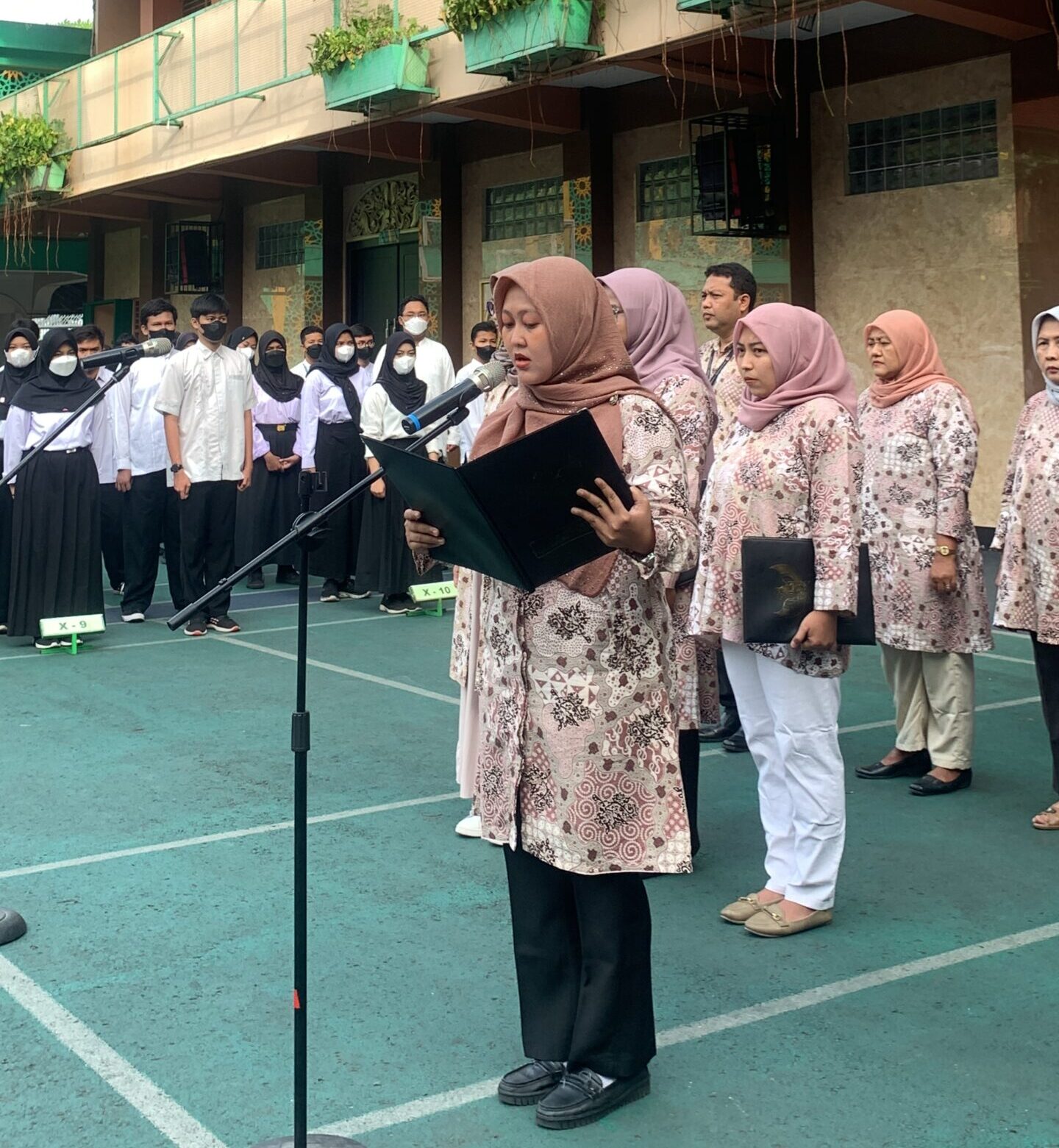 Antusias Siswa dan Siswa Memperingati Hari Guru di SMA Yuppentek 1 ...